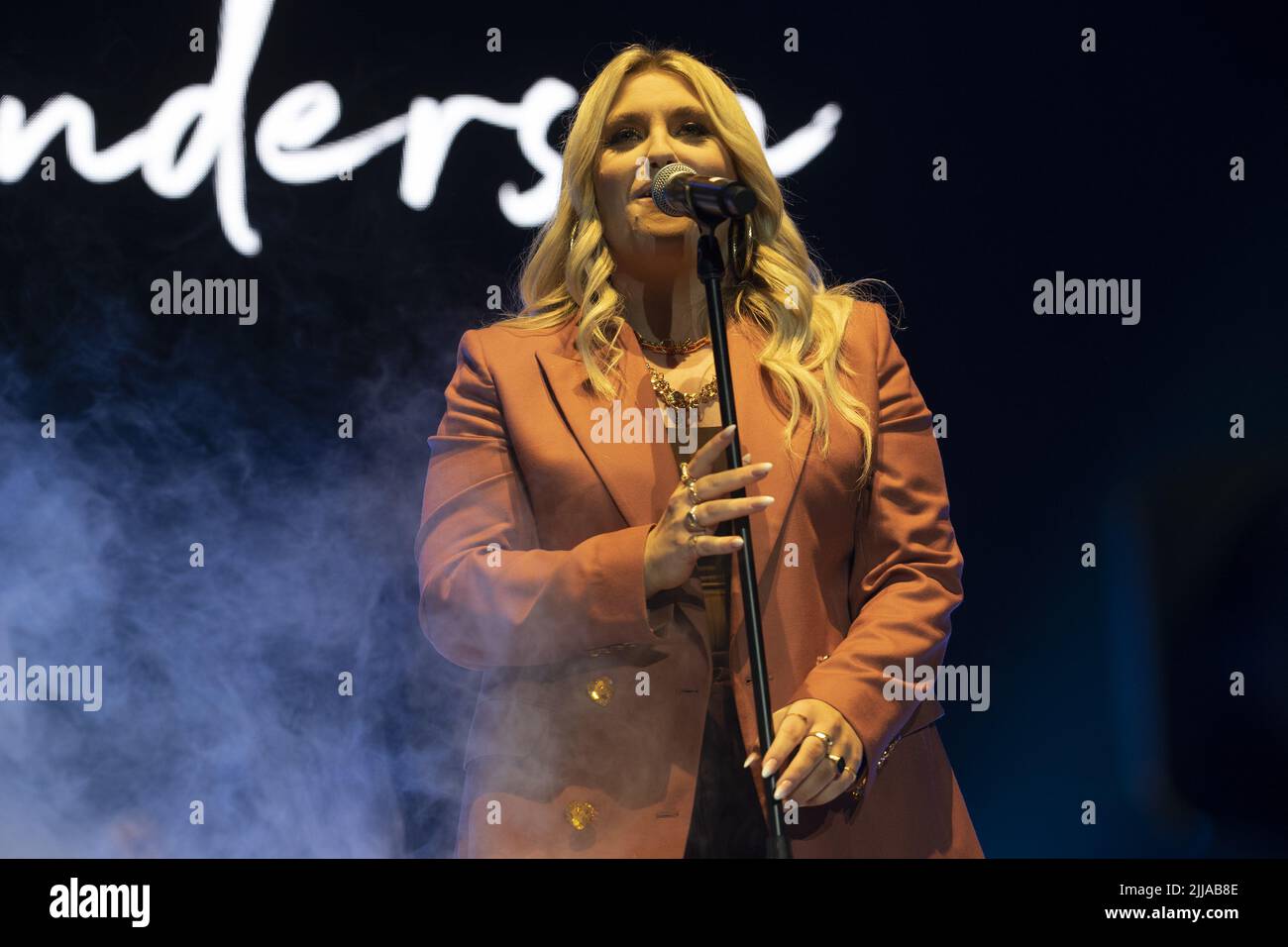 Ella henderson performing hi-res stock photography and images - Alamy