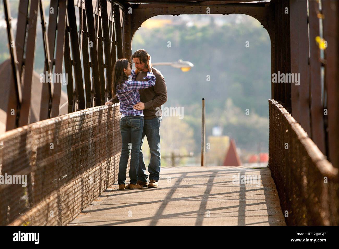 ZOE SALDANA, CHRISTIAN BALE, OUT OF THE FURNACE, 2013 Stock Photo - Alamy