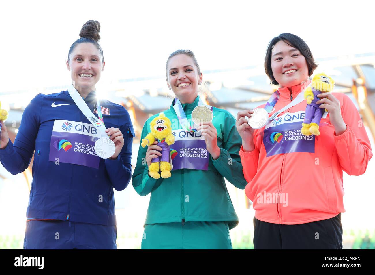 Hayward Field, Eugene, Oregon, USA. 22nd July, 2022. (L-R) Kara Winger ...