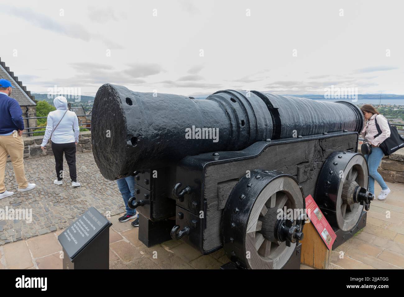 Edinburgh castle mons meg cannon hi-res stock photography and images ...