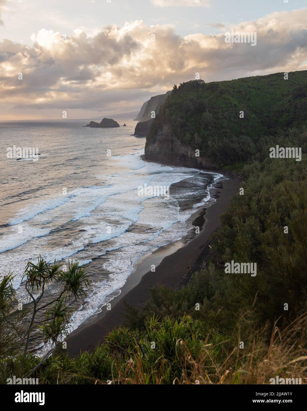 Dramatic cliffs of Hawaii Big Island under dramatic skies Stock Photo ...