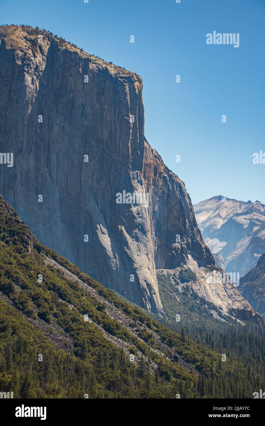 Tunnel Viewpoint of El Capitan on a bright sunny summer day in Yosemite ...