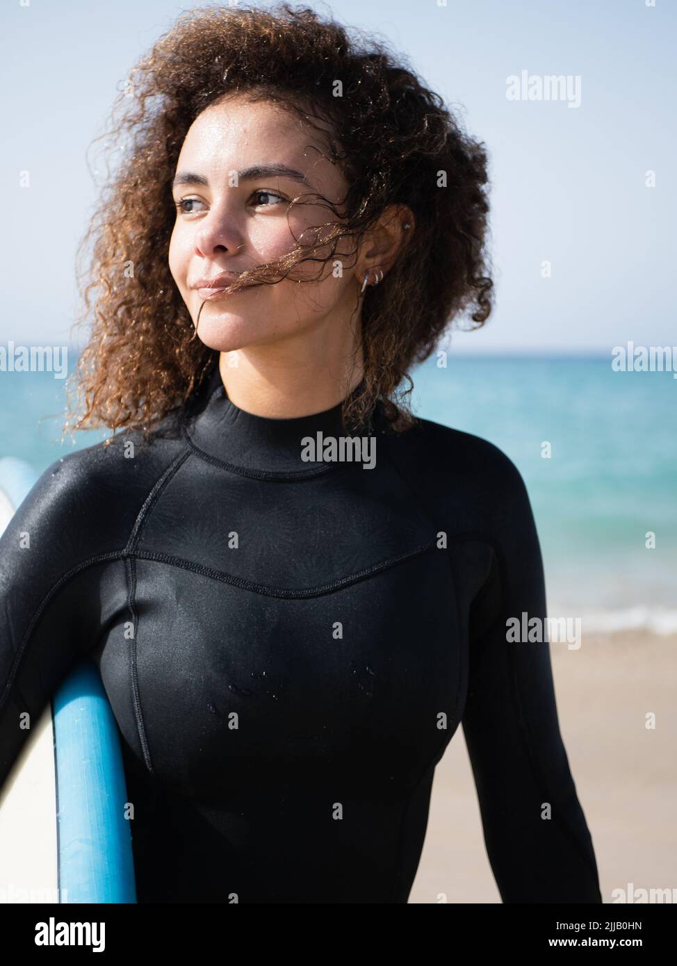 Pretty girl surfer hi-res stock photography and images - Alamy