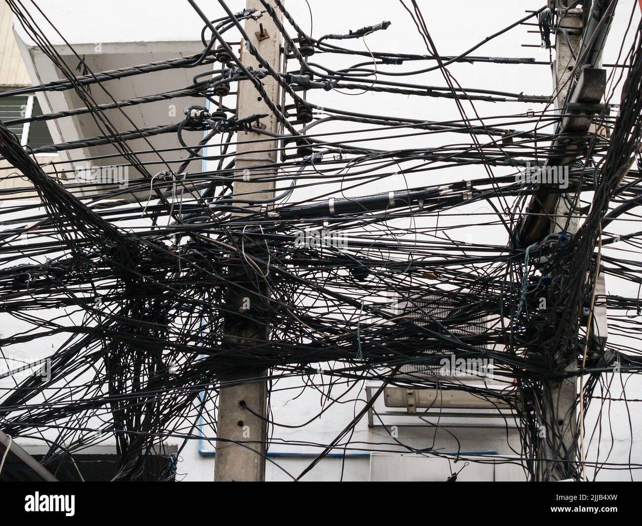 Tangled mess of electrical wiring in Bangkok street Stock Photo - Alamy