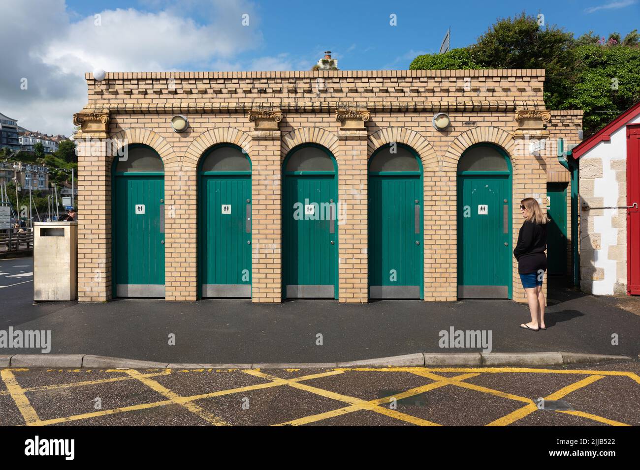 Women in front public hi-res stock photography and images - Alamy