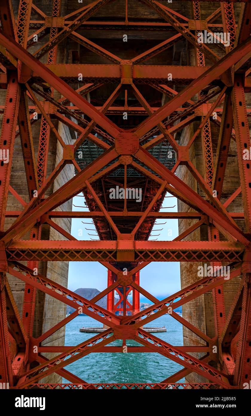 Underside golden gate bridge hi-res stock photography and images - Alamy