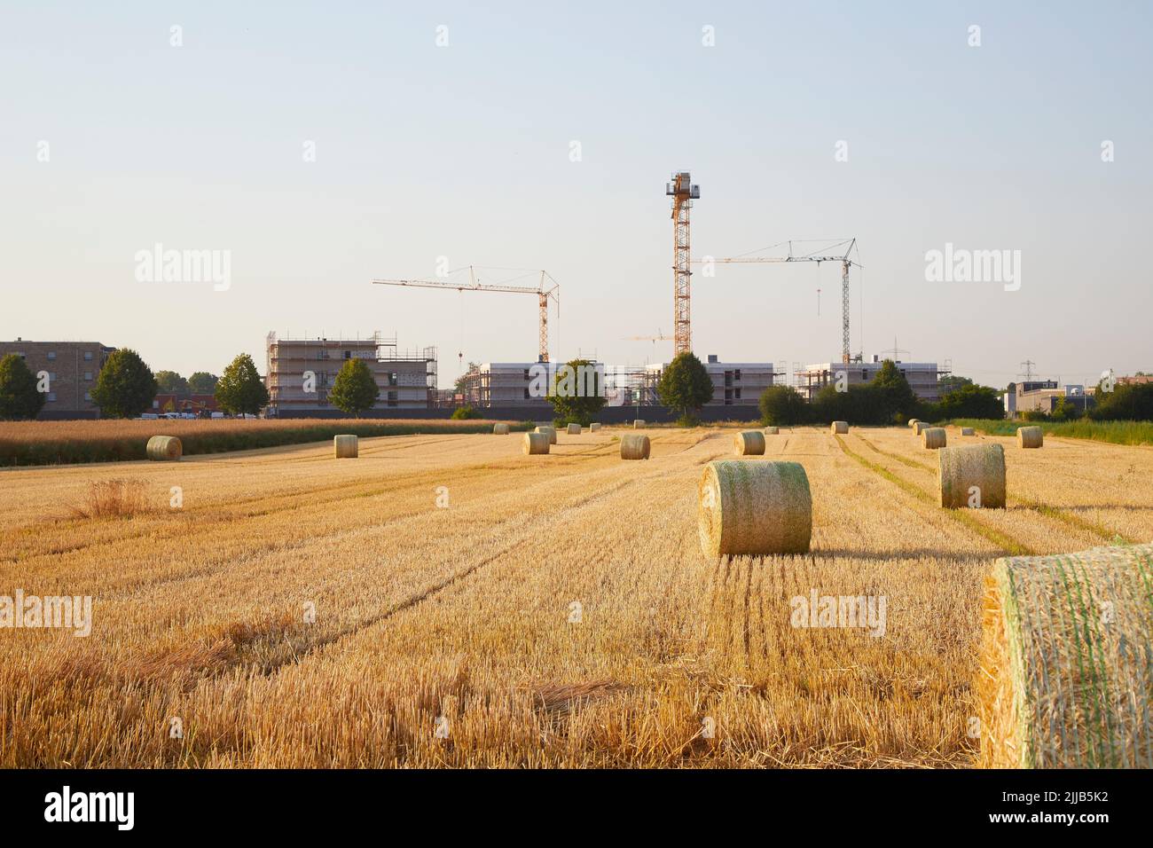 Straw bale house construction hi-res stock photography and images - Alamy