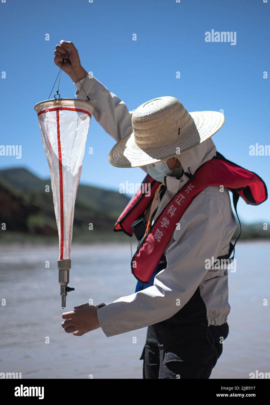 (220725) -- YUSHU, July 25, 2022 (Xinhua) -- Li Ludan, a member of a ...
