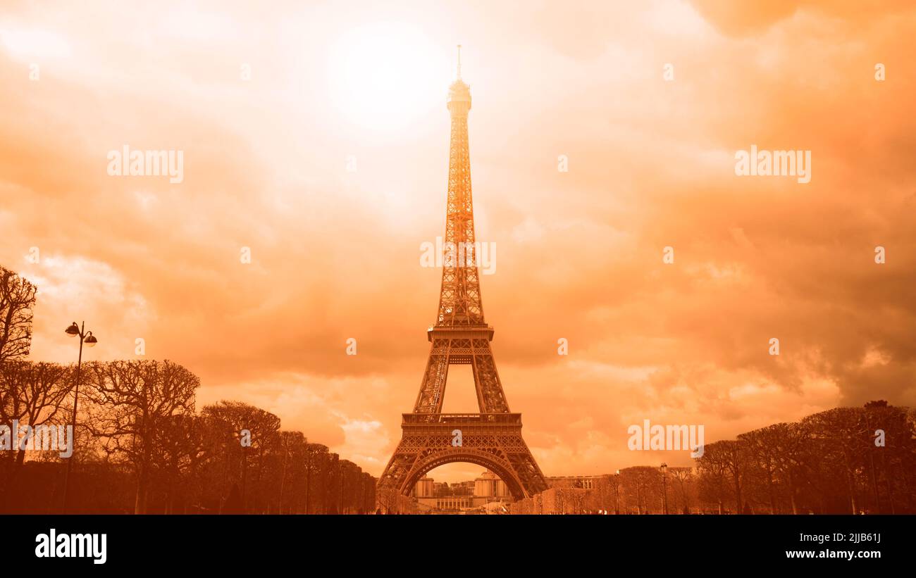 Extreme heat in Paris. Eiffel tower on a fiery sunny day Stock Photo ...