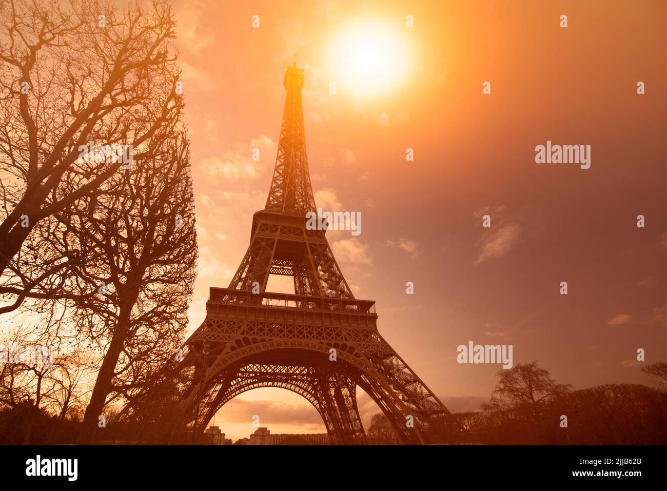 Paris heat wave eiffel tower hi-res stock photography and images - Alamy