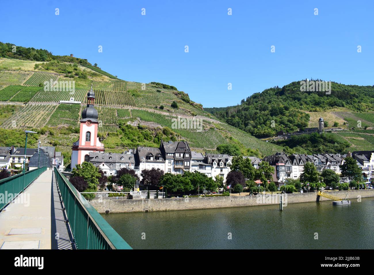 Pedestrian bridge and Mosel waterfront in Zell an der Mosel Stock Photo ...