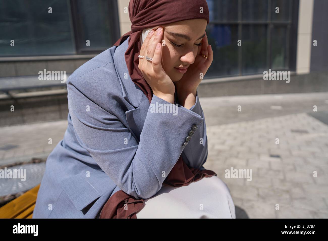 Pain hijab hi-res stock photography and images - Alamy