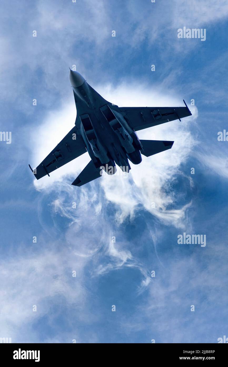 sukhoi su30 breaking left and spin in high speed maneuvering Stock ...