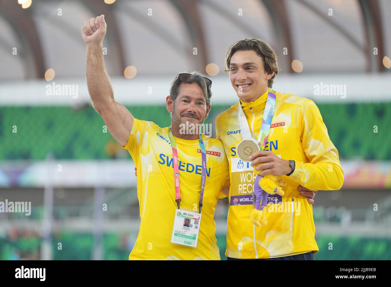 Eugene, USA. 24th July, 2022. Gold medalist Armand Duplantis (R) of ...