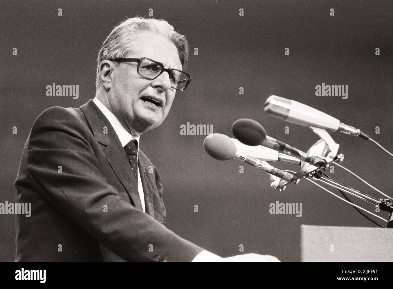 Der deutsche SPD Politiker Hans-Jochen Vogel hält eine Rede während ...