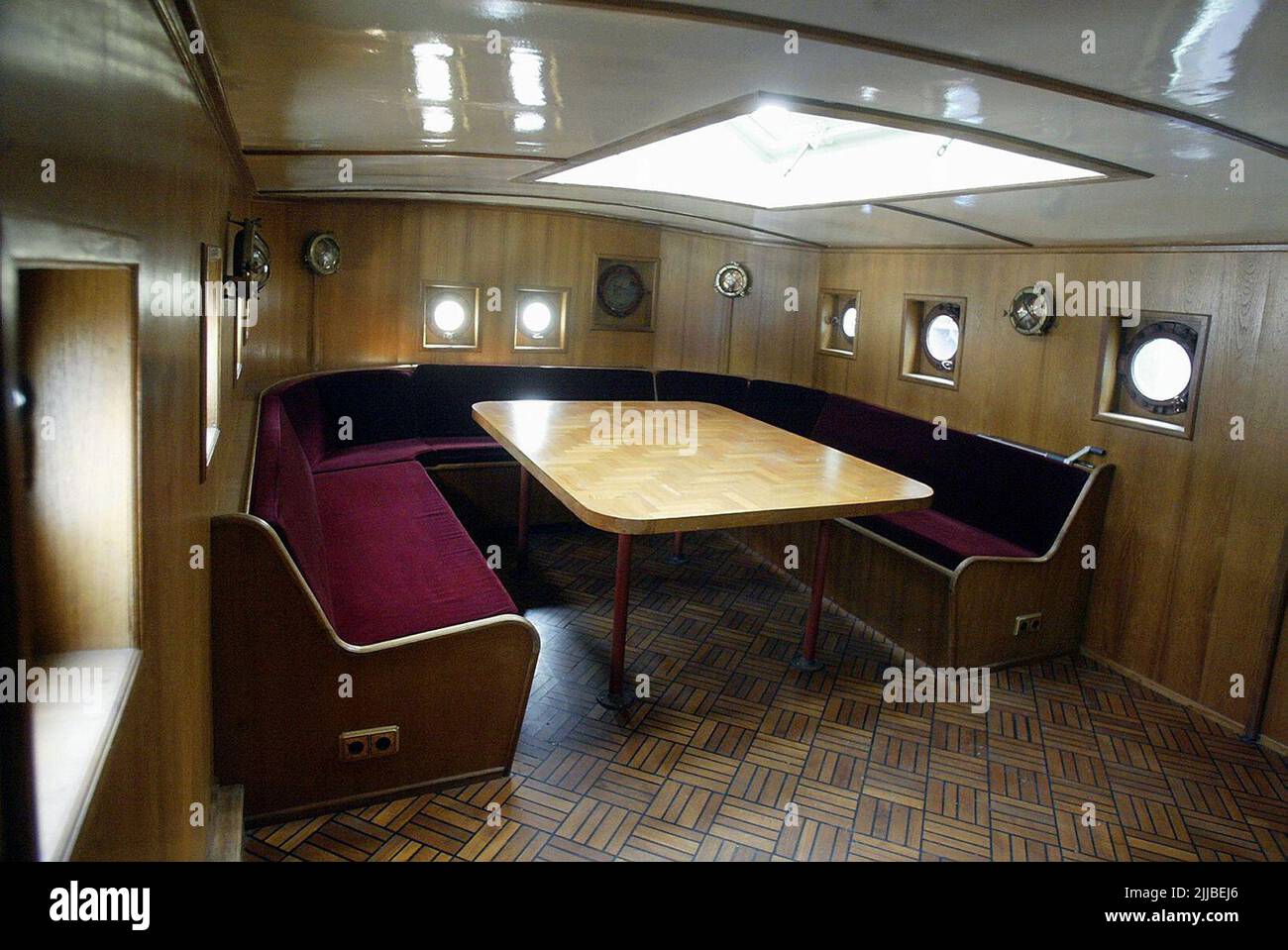 Kelly's Schiff "Hausboot Sean o'Kelley" legt zum letzten male ab und ...