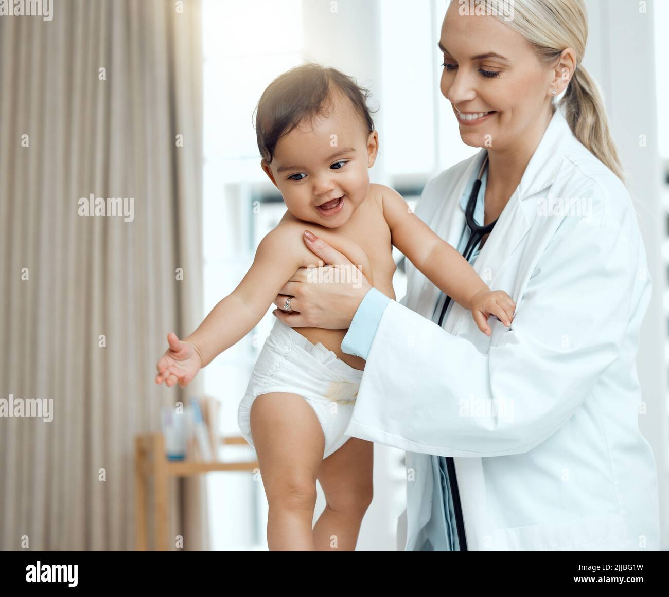 Doctor examining a baby hi-res stock photography and images - Alamy