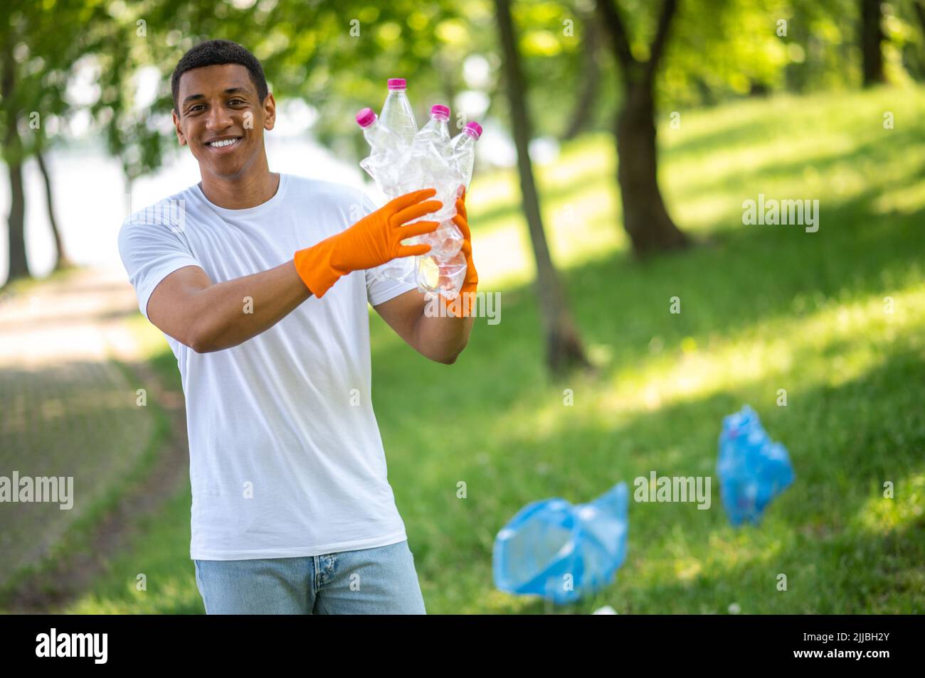 Garbage in park hi-res stock photography and images - Alamy