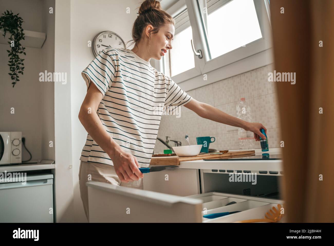 Housewife working in kitchen preparation hi-res stock photography and ...