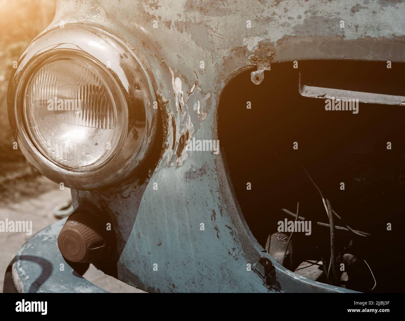 Headlight of old rusty car. vintage round headlight Stock Photo - Alamy