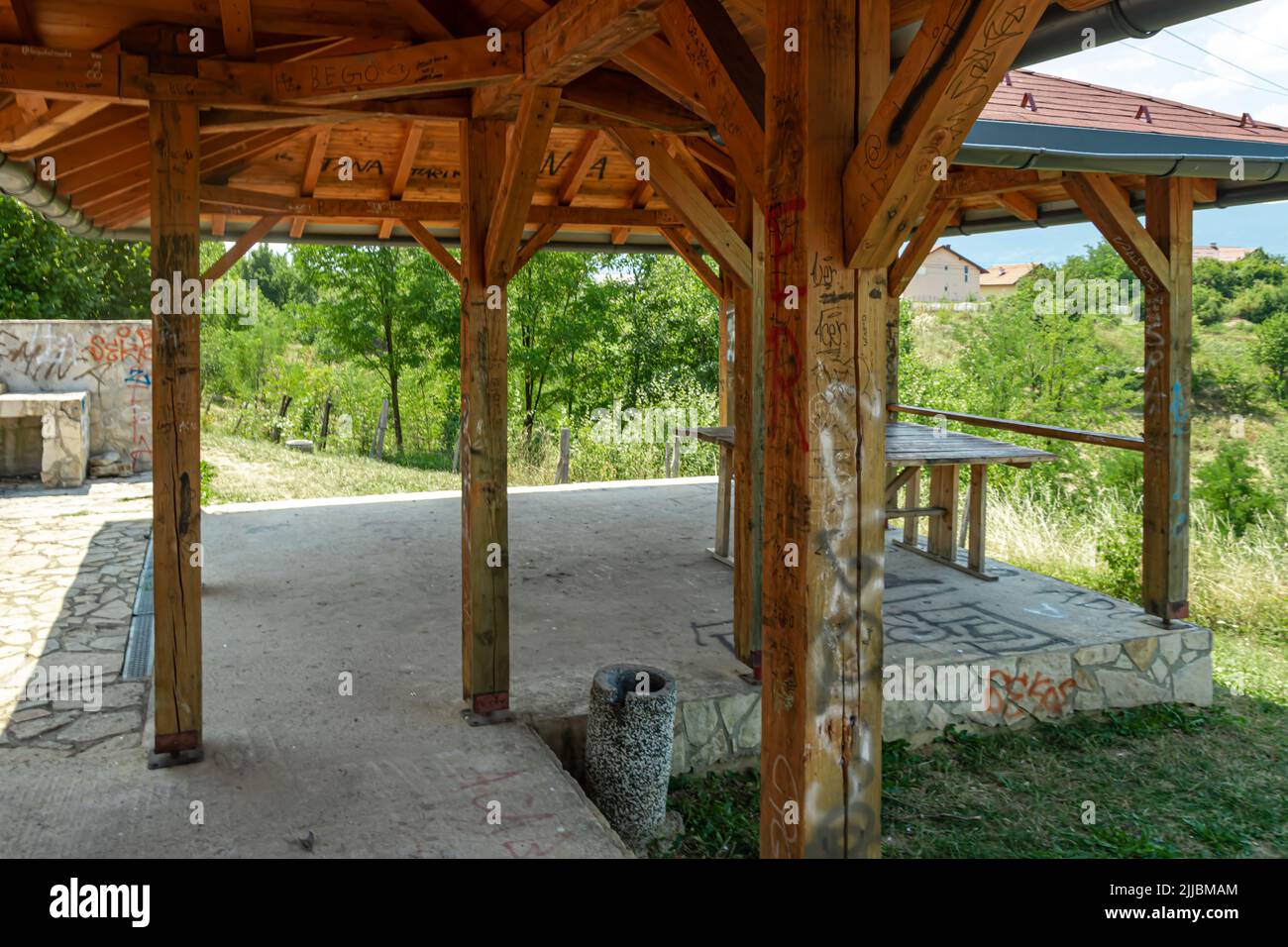 Shade tree modern building hi-res stock photography and images - Alamy