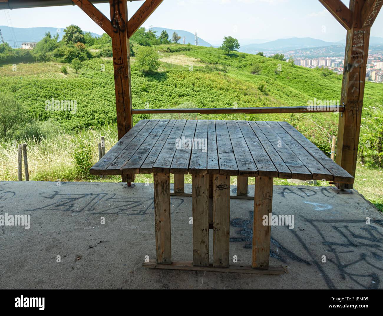 Shade tree modern building hi-res stock photography and images - Alamy