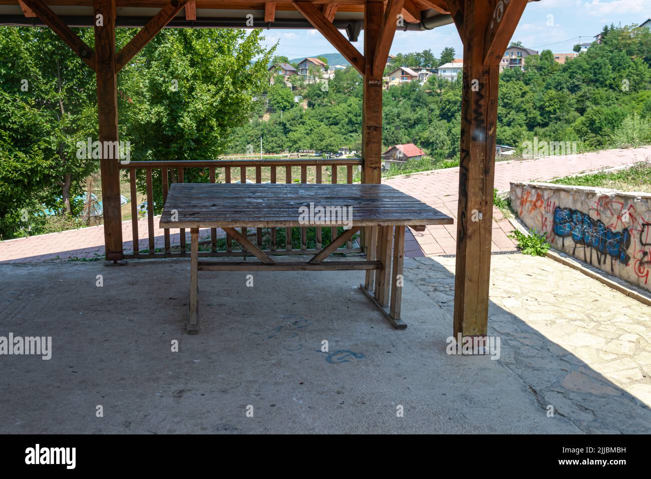 Shade tree modern building hi-res stock photography and images - Alamy