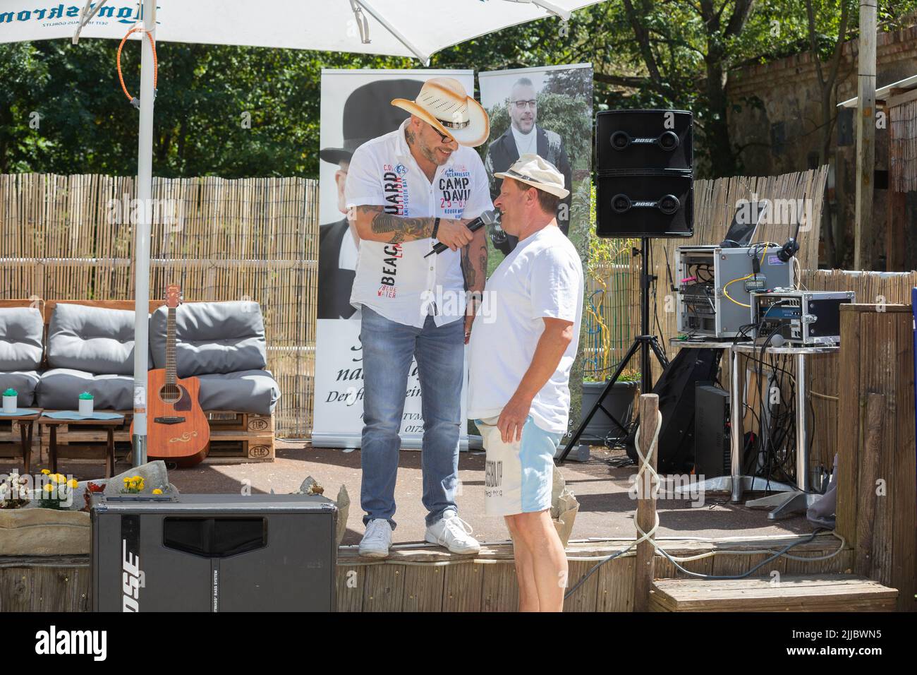 Jan Lindner und Peter Hoffmann in seiner Figur des Flotten Heinrich bei einem Auftritt am ...