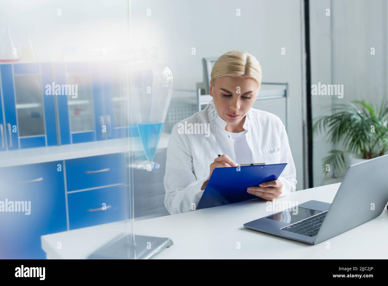 Researcher writing on clipboard hi-res stock photography and images - Alamy