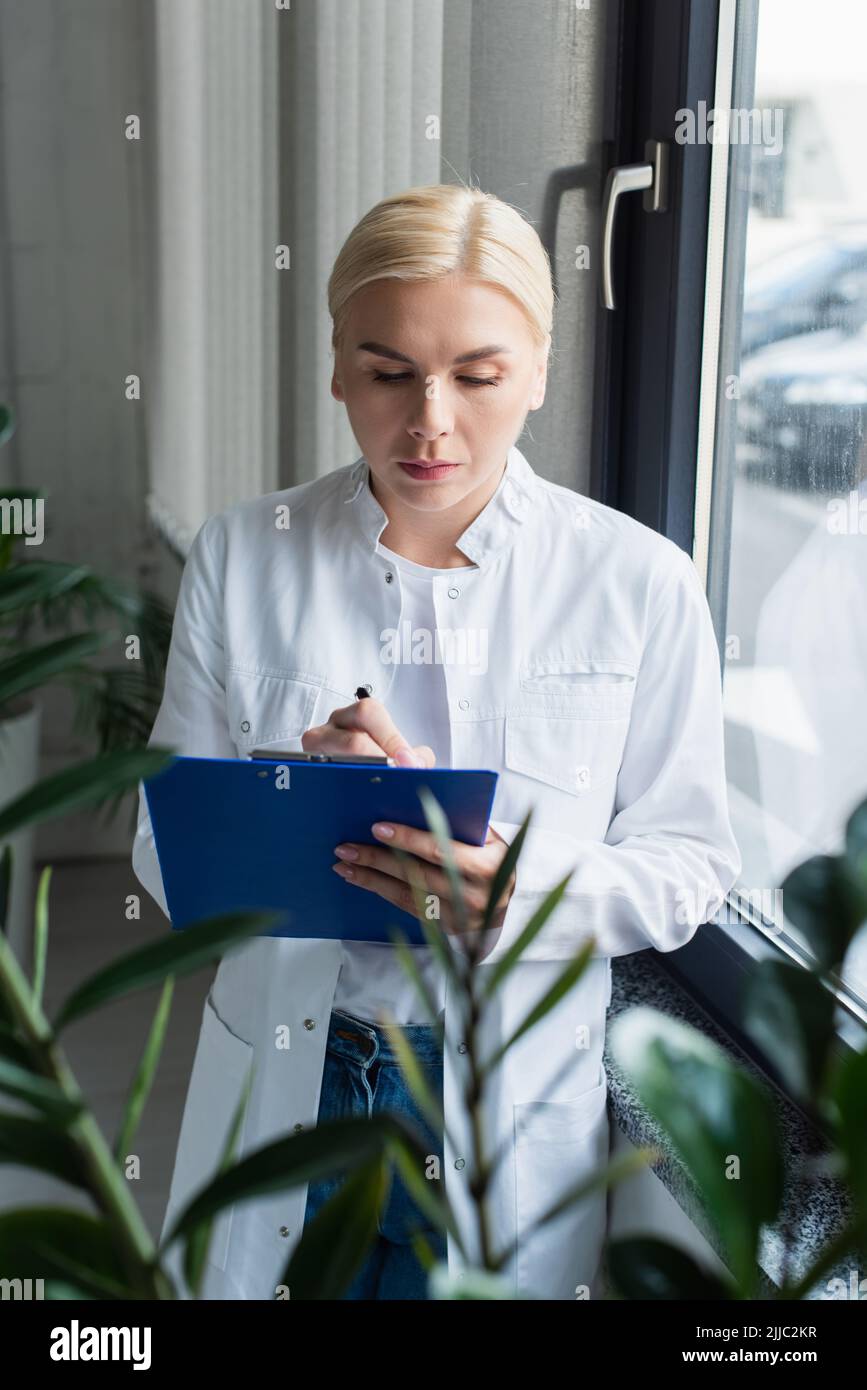 Researcher writing on clipboard hi-res stock photography and images - Alamy