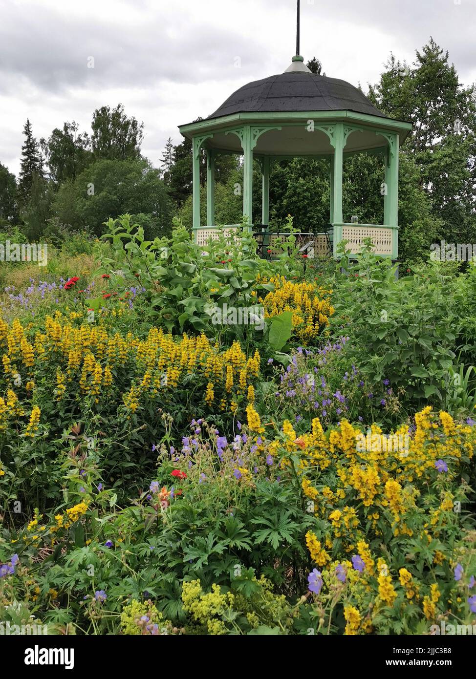 Flower gazebo hi-res stock photography and images - Alamy