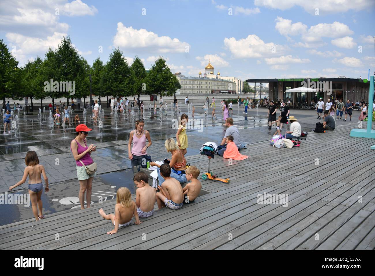 Moscow. Citizens have a rest in hot weather at the Dry fountain in the ...