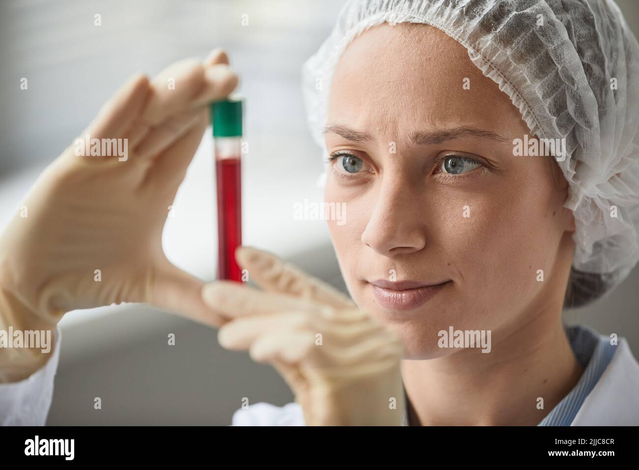 Female lab technician hi-res stock photography and images - Alamy