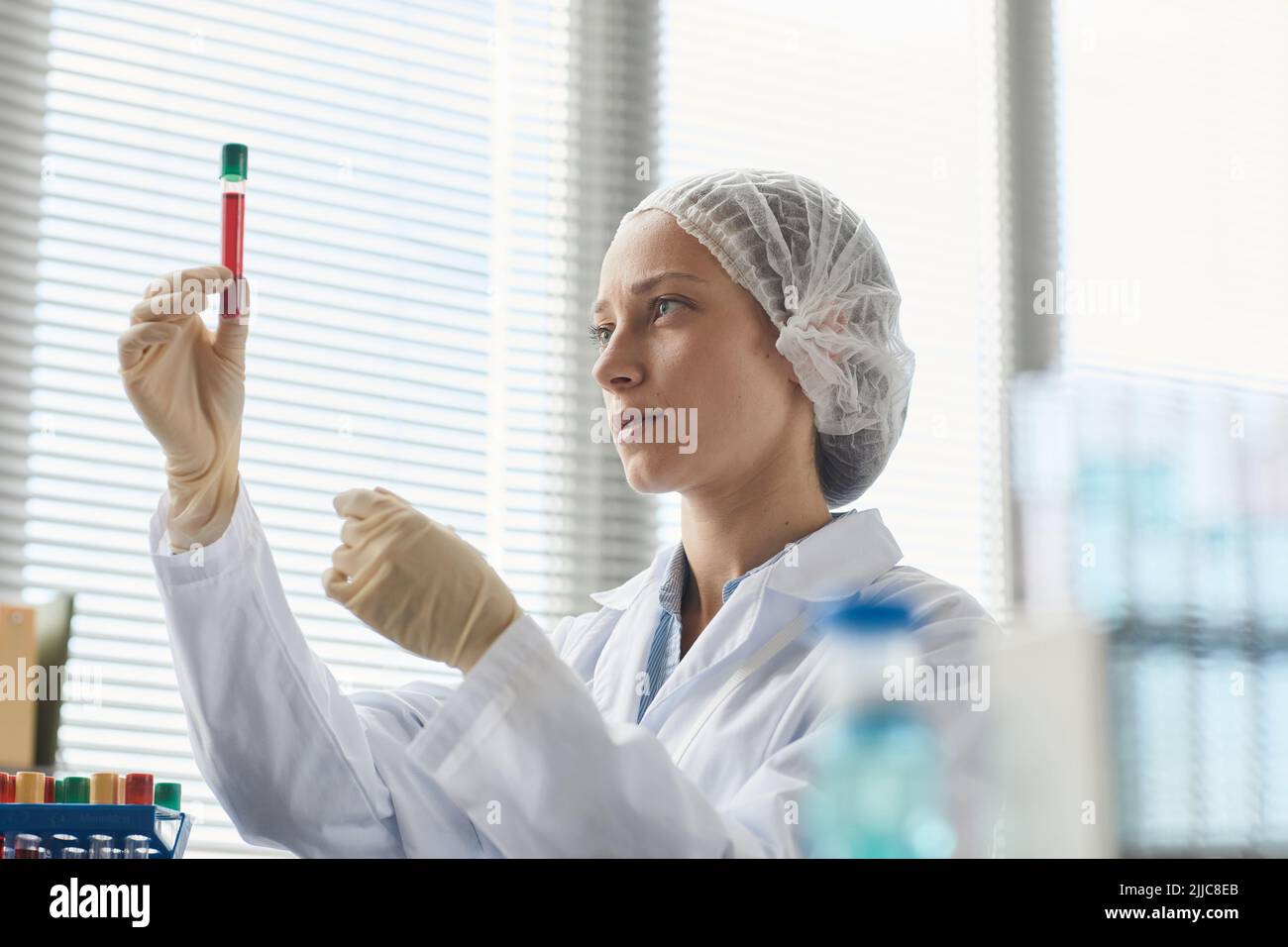 Female lab technician hi-res stock photography and images - Alamy