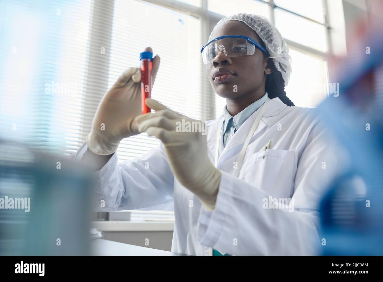 Black female scientist hi-res stock photography and images - Alamy