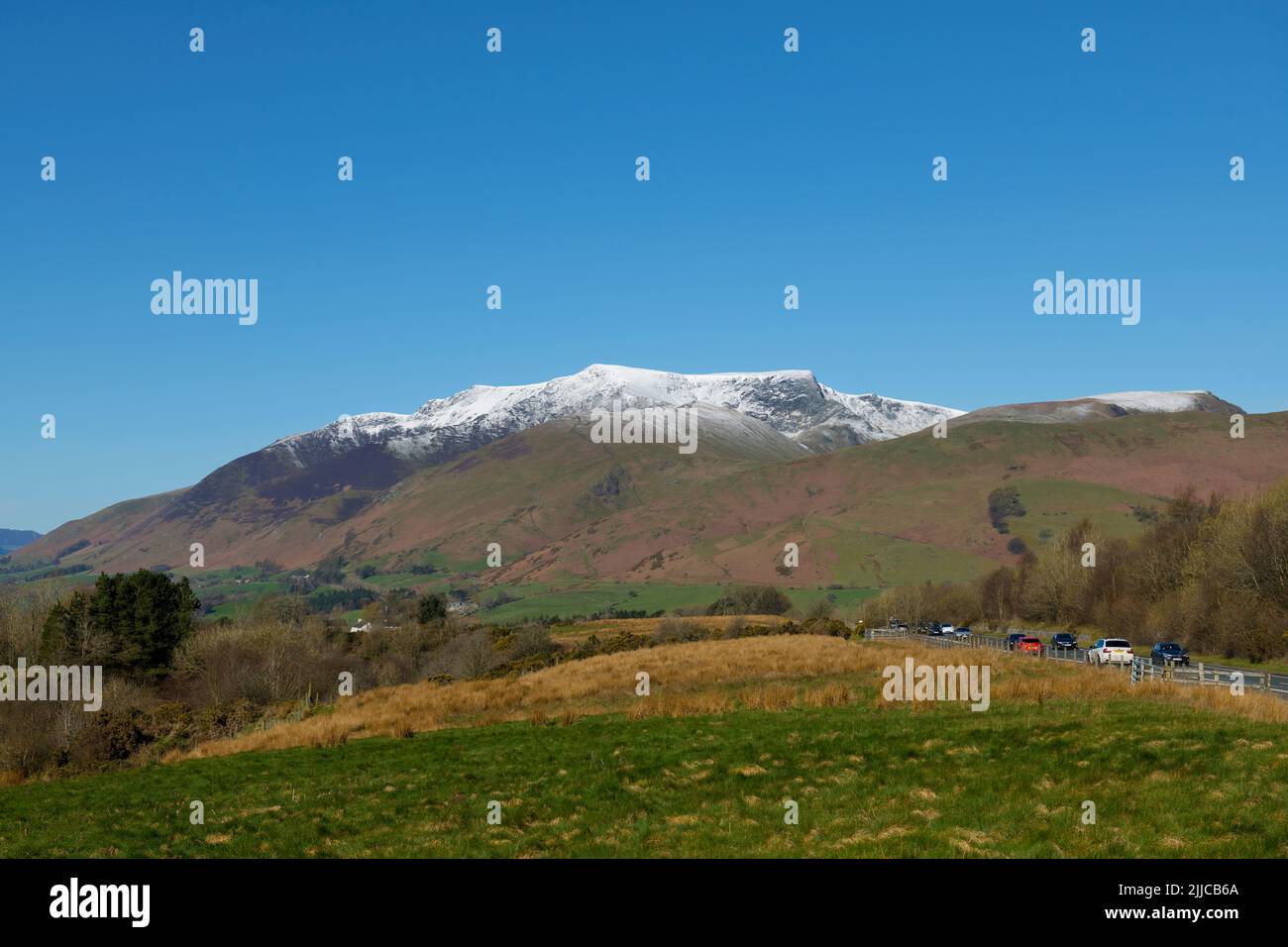 Vehicles traffic on A66 road to Keswick and Blencathra with snow in ...