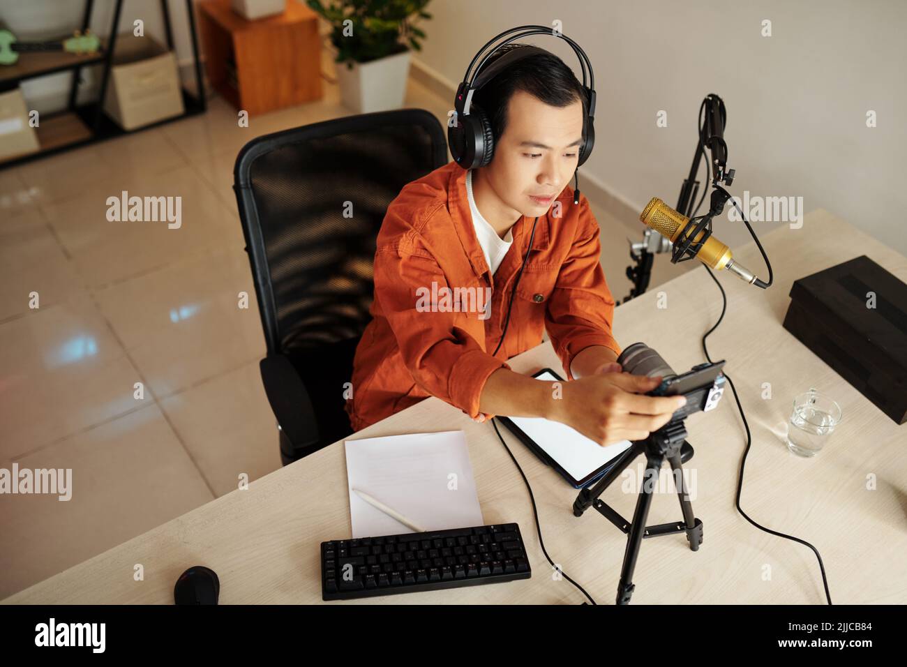 Shooting intro hi-res stock photography and images - Alamy