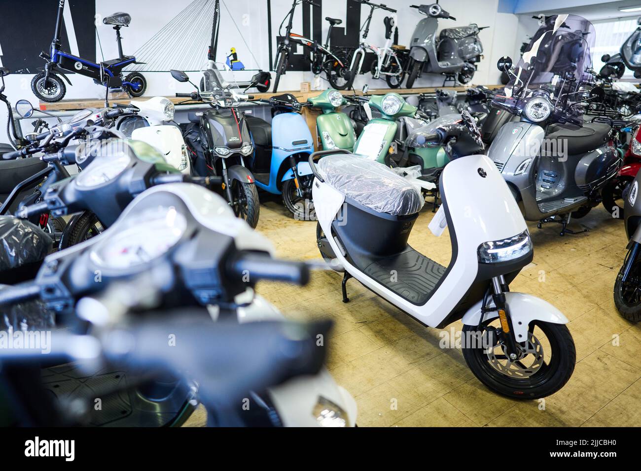 2022-07-25 12:43:52 ROTTERDAM - Electric scooters in a shop. For the ...