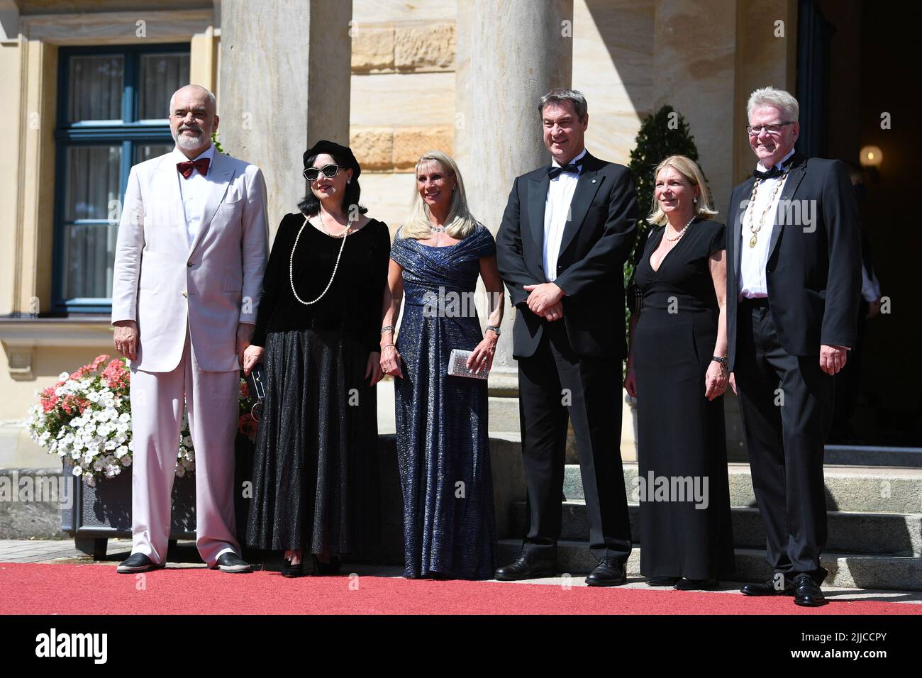 Linda pose hi-res stock photography and images - Alamy