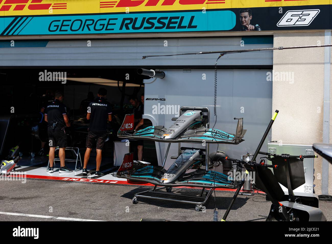 Mercedes f1 2022 front wing hi-res stock photography and images - Alamy