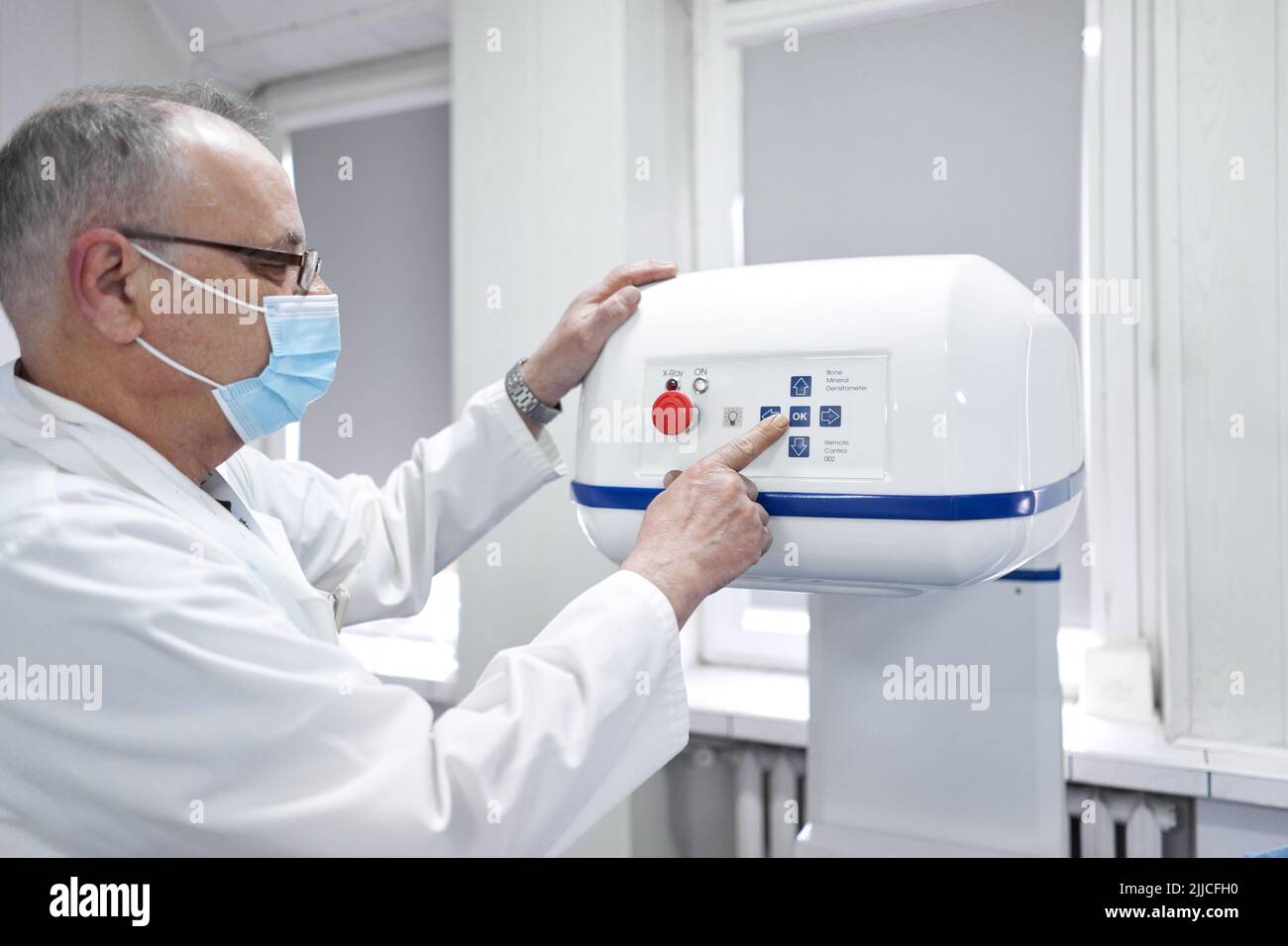 Doctor using the x-ray machine in a hospital Stock Photo - Alamy