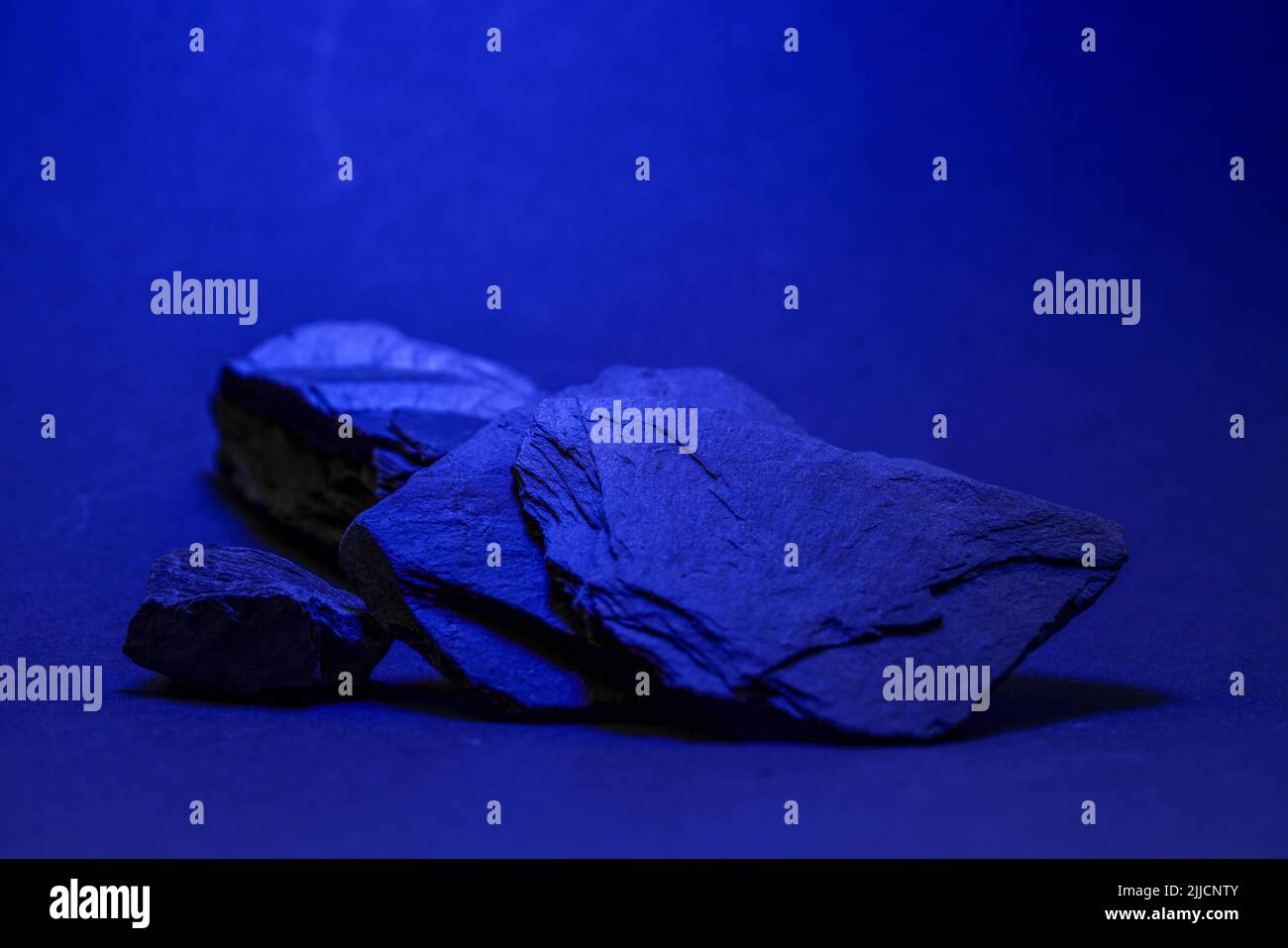 Slate, stone splinters, wood splinters, shingle is a collective term ...