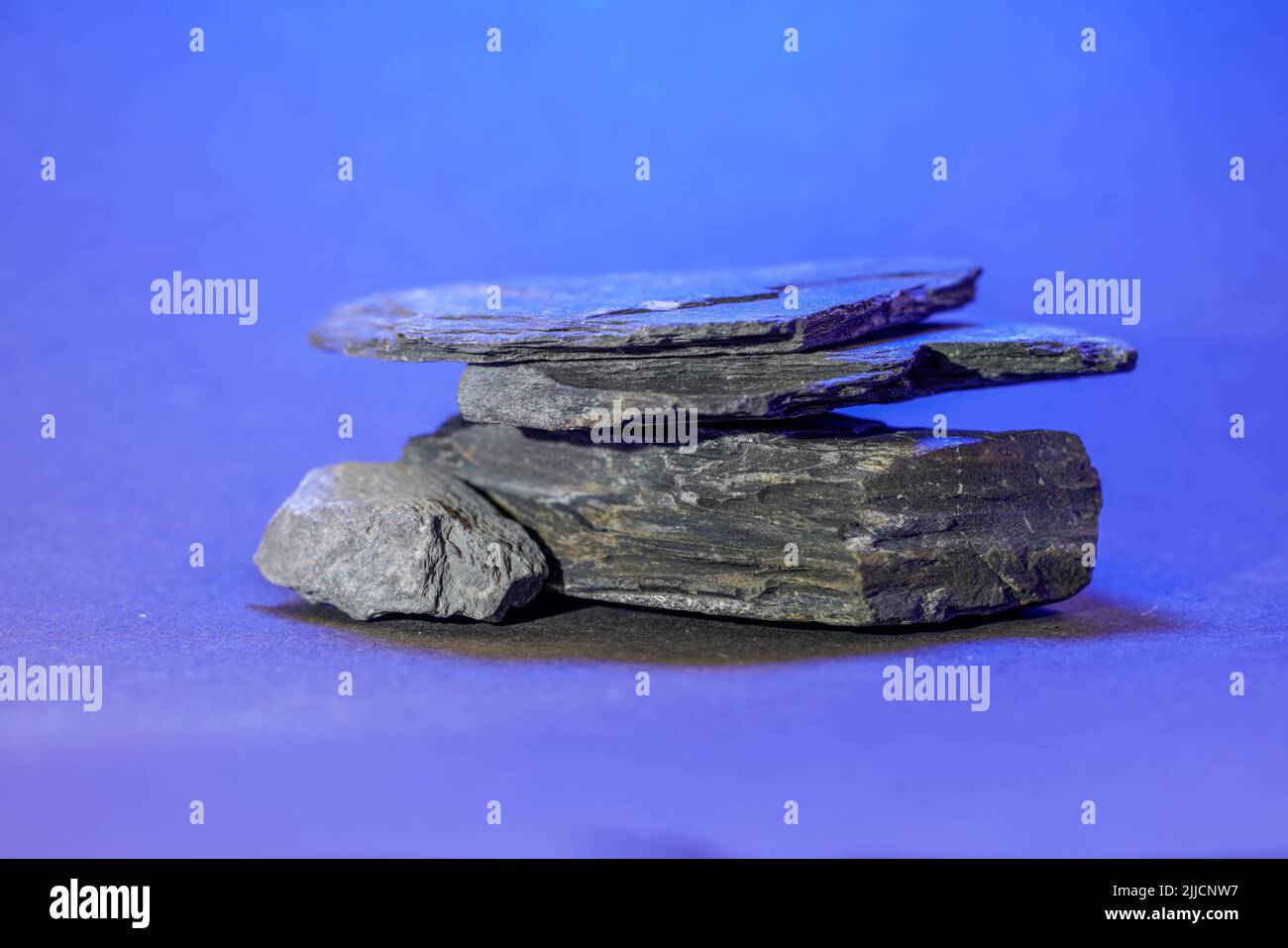 Slate, stone splinters, wood splinters, shingle is a collective term ...