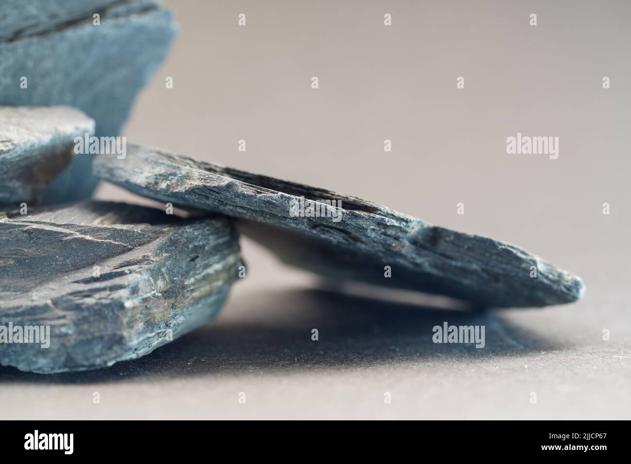 Slate, stone splinters, wood splinters, shingle is a collective term ...