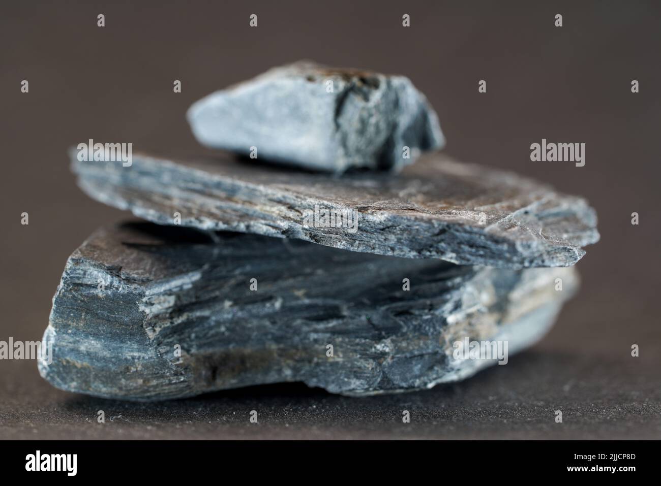 Slate, stone splinters, wood splinters, shingle is a collective term ...