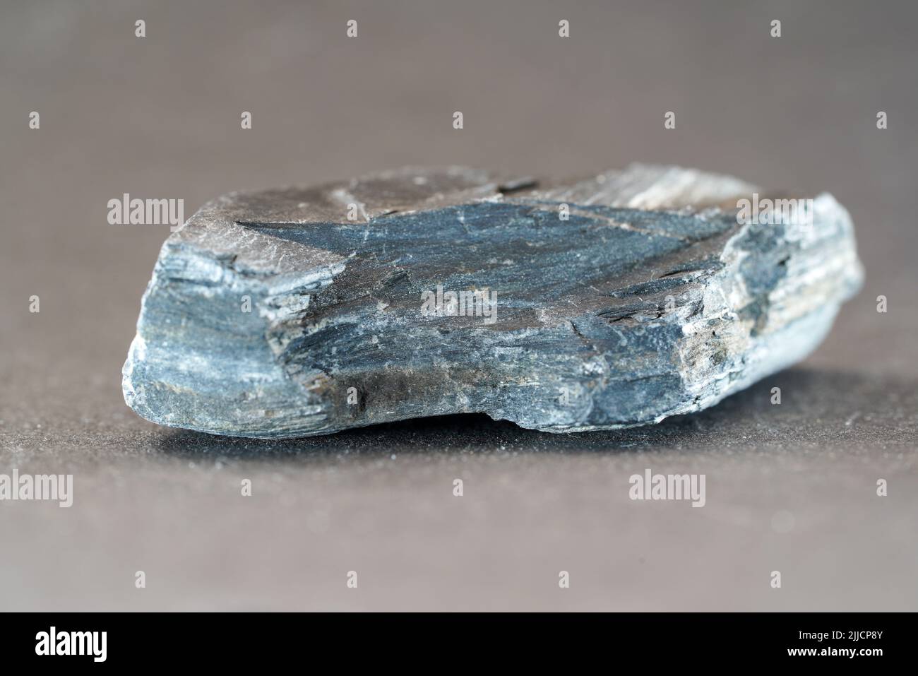 Slate, stone splinters, wood splinters, shingle is a collective term ...