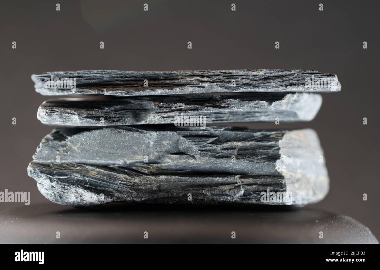 Slate, stone splinters, wood splinters, shingle is a collective term ...