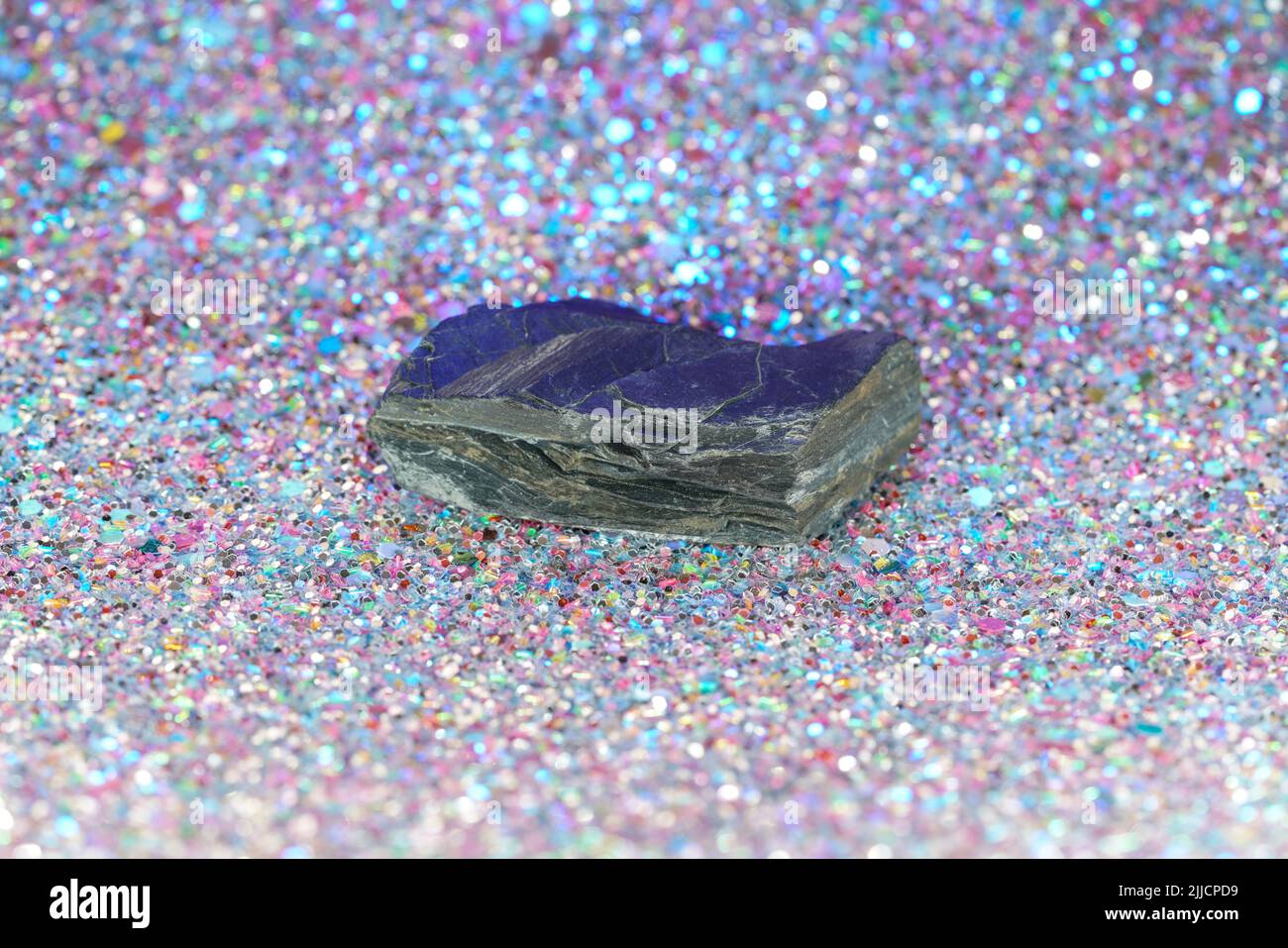 Slate, stone splinters, wood splinters, shingle is a collective term ...