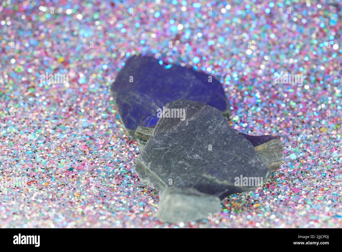 Slate, stone splinters, wood splinters, shingle is a collective term ...