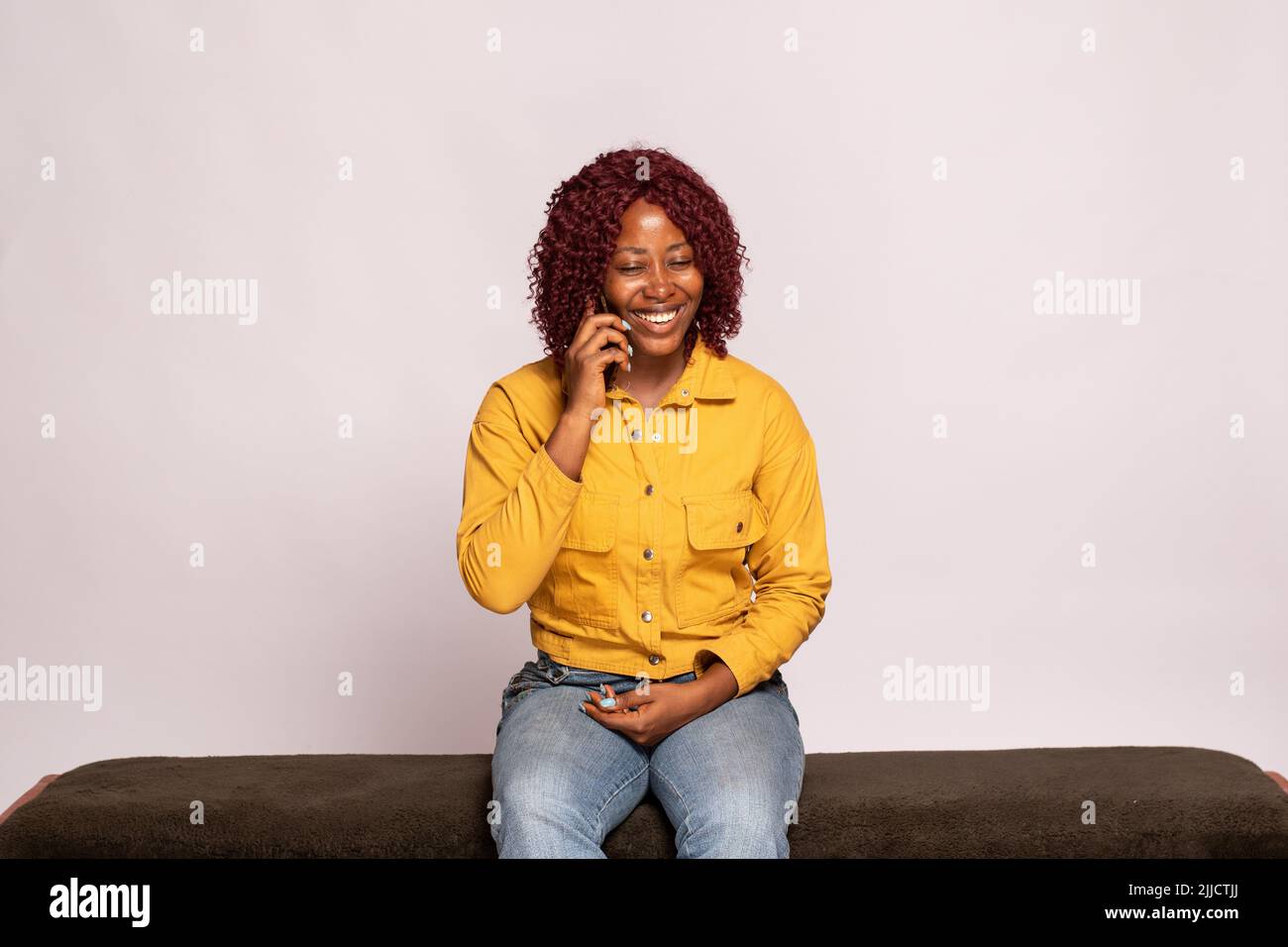 young black woman making a phone call smiling Stock Photo - Alamy